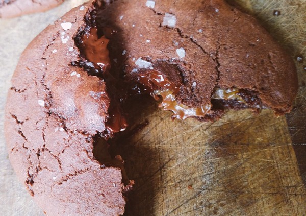 Nutella and Salted Caramel stuffed chocolate chip cookies - Sunday Baking